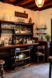 22 Colonial Dining Room Ideas for Traditional Gatherings - Lost At E Minor
